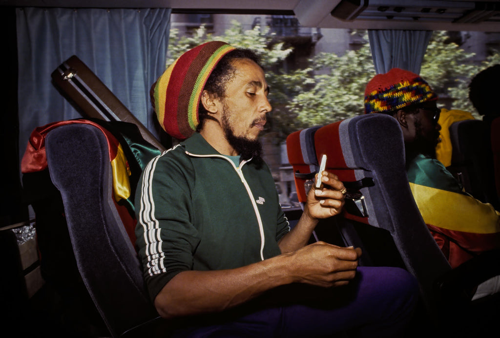 BOB MARLEY LOOKING AT JOINT ON BUS, 1980 – Zazoo Fine Art Gallery
